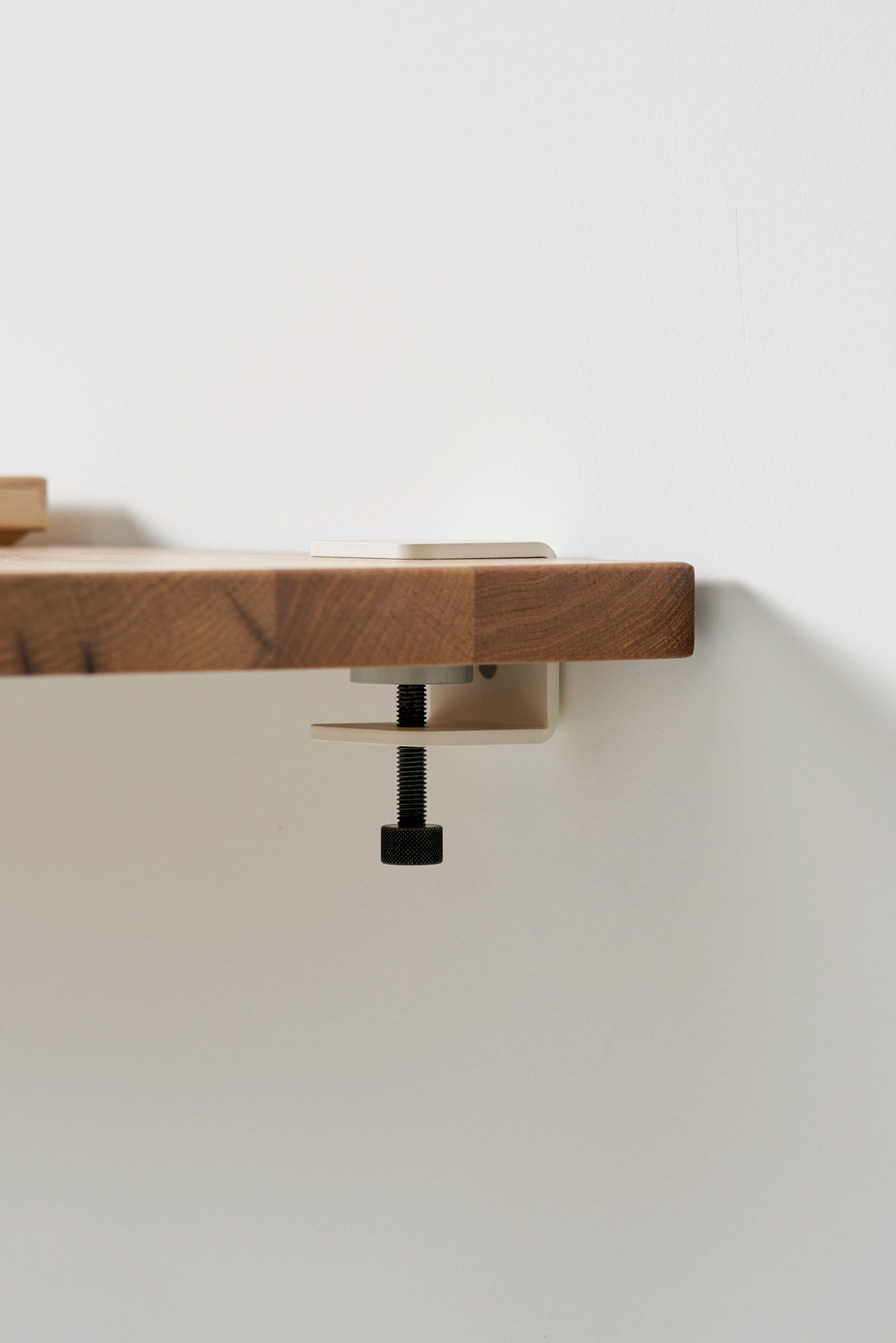 Accroche murale BRACKET : créez une étagère design unique