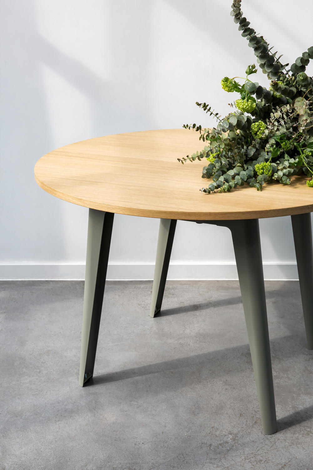 NEW MODERN, the new table system for large desks and tables